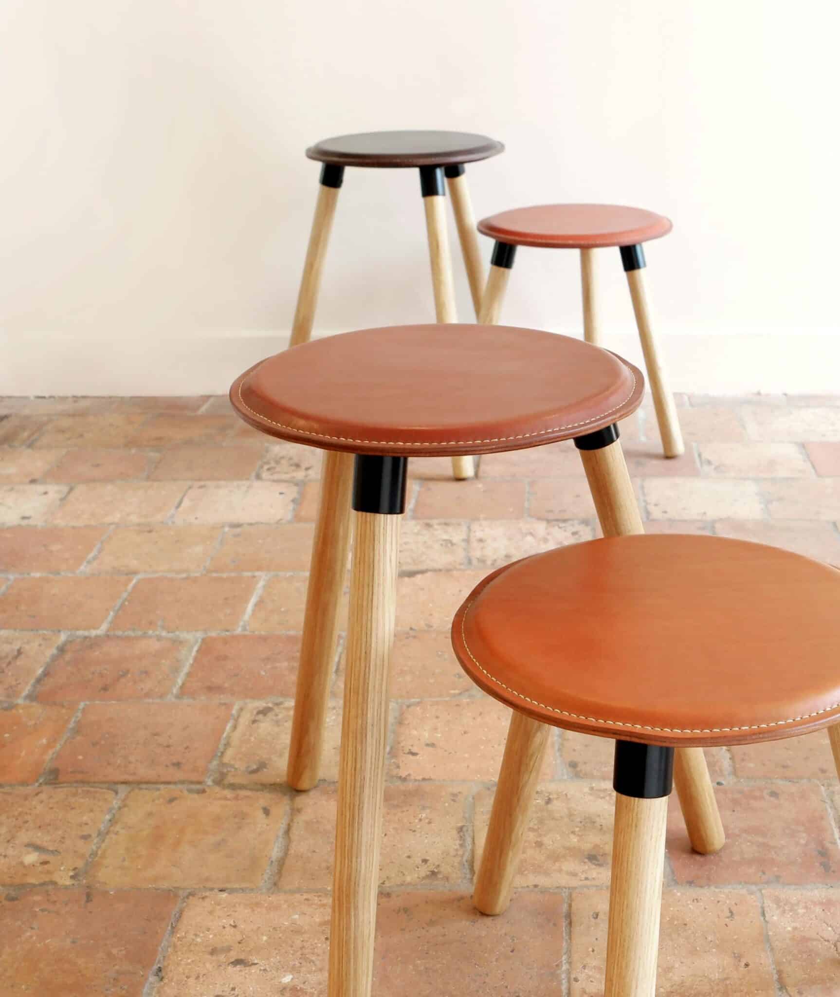 Le Tripode tabouret en bois et cuir