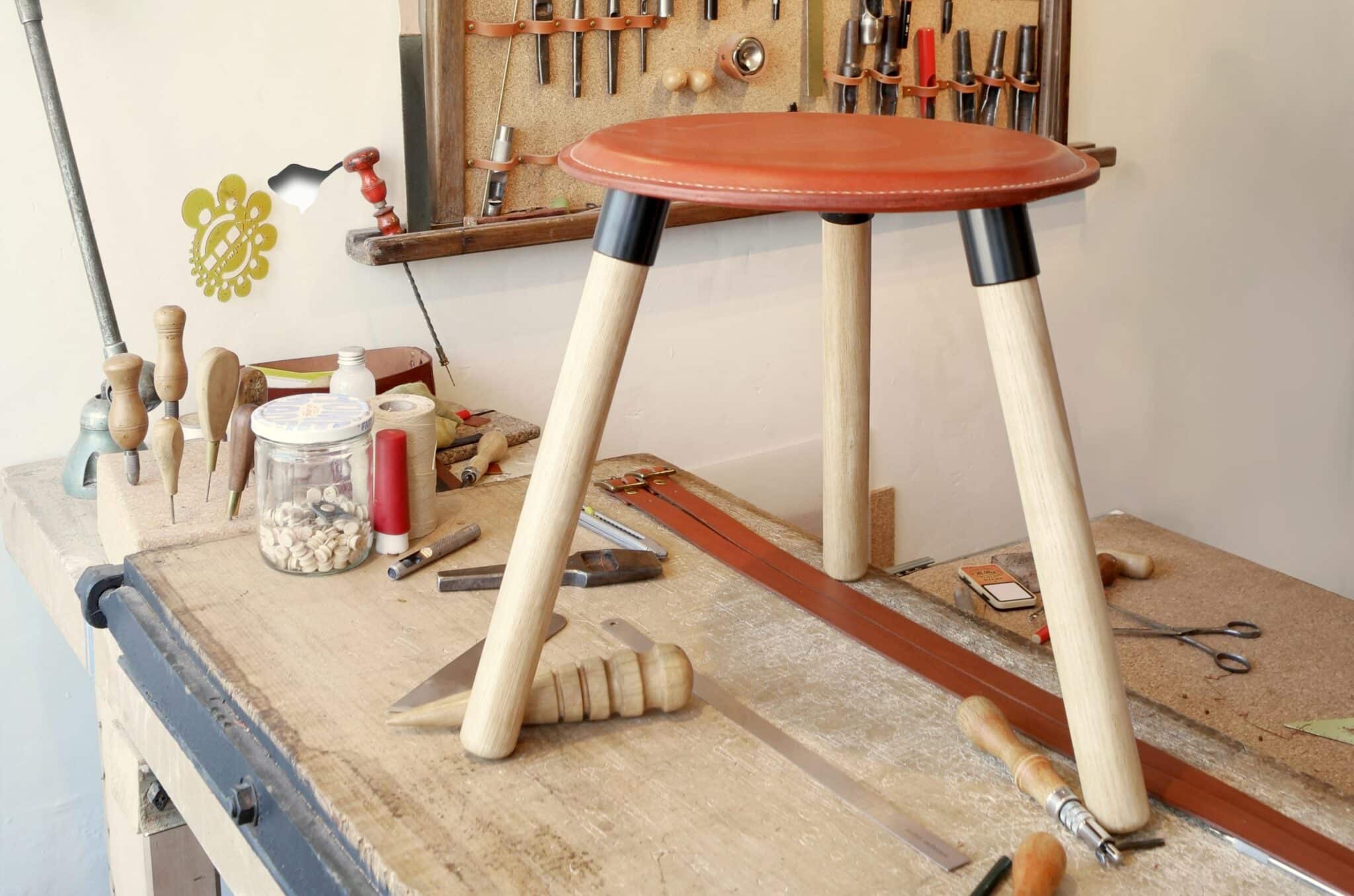 Le Tripode tabouret en bois et cuir